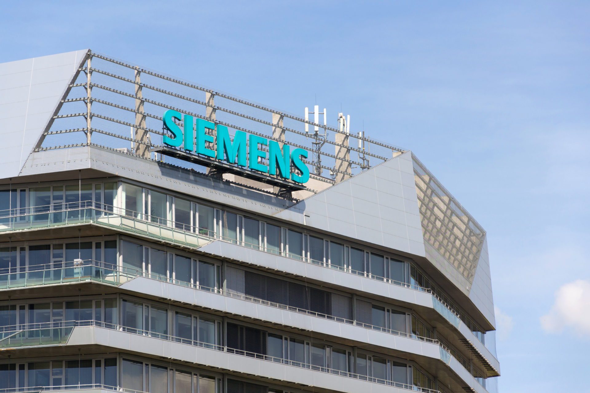 Siemens CEO notes convergence of power grids, infrastructure and smart ...